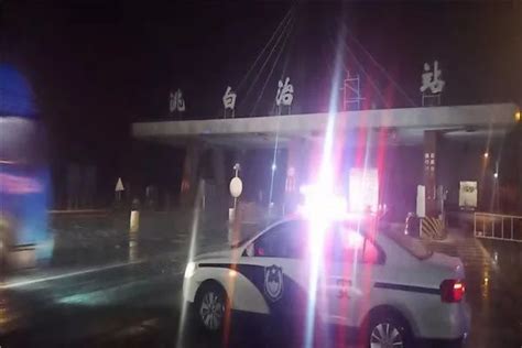 雨雪天气，白城各地交巡警维护秩序保平安澎湃号·政务澎湃新闻 The Paper