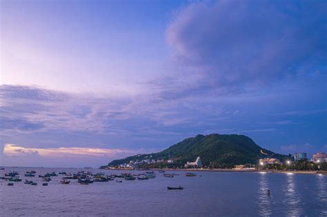 아름다운 일몰과 많은 보트와 붕 타우 도시 공중 보기 위에서 볼 수 있는 탁 트인 해안 붕타우는 파도 해안선 거리 코코넛 나무