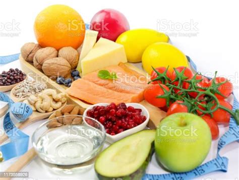 케톤 생성 다이어트 식사 계획 사과의 건강한 식사 운동 및 피트니스 다이어트와 연어와 아보카도 흰색 배경에 피트니스 및 체중 감소 개념 건강한 생활방식에 대한 스톡 사진 및