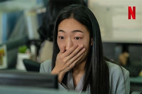 Xã Hội Hàn Quốc Khốc Liệt Qua Bộ Phim Cô Gái Khỏa Thân Trước Màn Hình