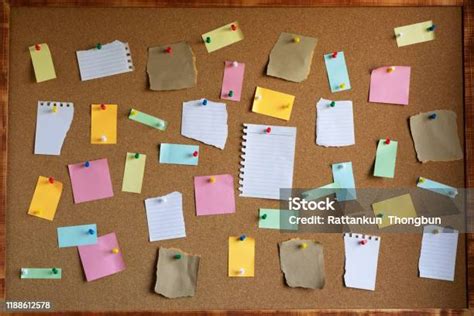 다채로운 다양한 게시물의 컬렉션 종이 노트 알림 스티커 메모 코르크 게시판에 핀 텍스트의 빈 공간입니다 칠판에 대한 스톡 사진 및 기타 이미지 Istock