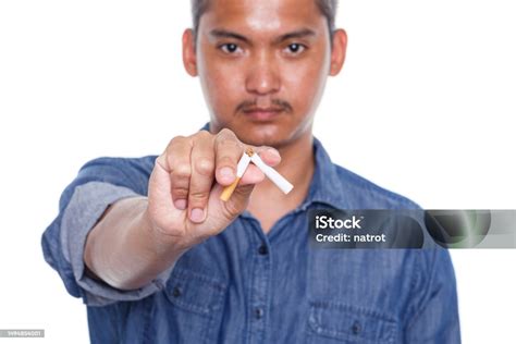 Pria Memegang Rokok Rusak Di Tangan Terisolasi Dengan Latar Belakang