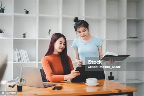 회의실에서 회의 중에 동료와 이야기하는 비즈니스 여성 디지털 태블릿에서 작업하는 비즈니스 팀 2명에 대한 스톡 사진 및 기타