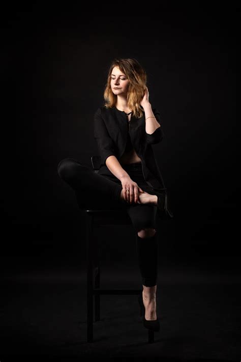 Портретна фотосесія в піджаку на чорному фоні Style Poses