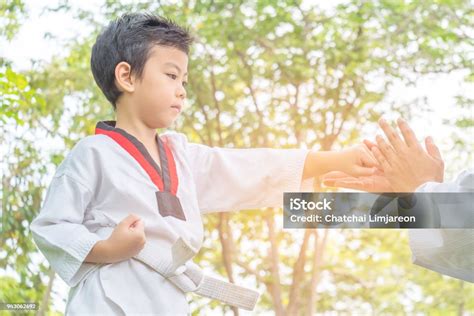 태권도 가르치는 교사 아이 즉 한국 무술 머리 높이 차기에 그것의 강조에 의해 특징 점프와 차기 회전 및 빠른 걷어 차는 기술 가라테에 대한 스톡 사진 및 기타 이미지