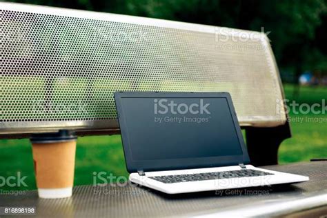 Gambar Mockup Laptop Dengan Layar Hitam Kosong Dan Cangkir Kopi Di