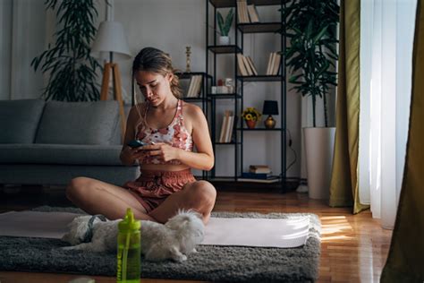 Photo Libre De Droit De Femme À Laide De Téléphone Mobile Intelligent