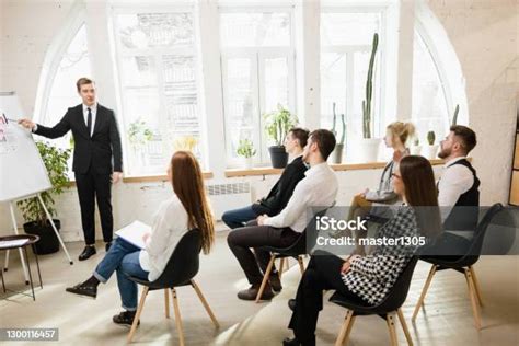 워크숍에서 홀에서 프리젠 테이션을주는 남성 스피커 청중 또는 컨퍼런스 홀 인식되지 않는 참가자의 후방 보기 18 19세에 대한 스톡 사진 및 기타 이미지 Istock