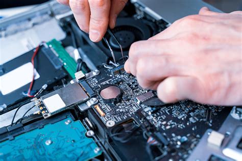 컴퓨터 칩 전자 수리 하드웨어 엔지니어 기술 유지 보수 남자 기술자 Pc 서비스 건설 산업에 대한 스톡 사진 및 기타 이미지 건설 산업 데이터 센터 계혈등 Istock