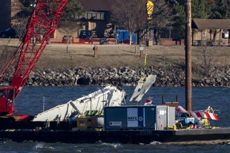 Investigators Examine Altitude Data In Black Hawk And Passenger Jet