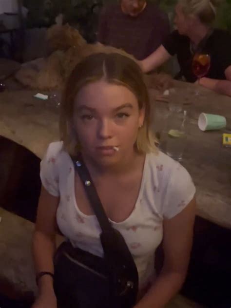 Milly Alcock Actrices Entrenamiento Futbol