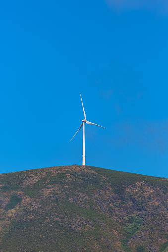 산 꼭대기에 있는 풍력 터빈의 전경 푸른 하늘을 배경으로 경관에 대한 스톡 사진 및 기타 이미지 경관 그림자 금속