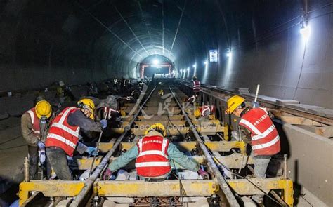 甘肃天祝：兰张三四线新乌鞘岭隧道无砟轨道建设加速推进 人民图片网