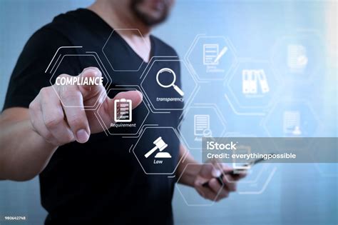 디자이너 손 들고 스마트 폰 디지털 화면 그래픽 가상 아이콘 그래프 다이어그램 가상 버튼을 누르면 경영자에 대한 스톡 사진 및 기타 이미지 Istock