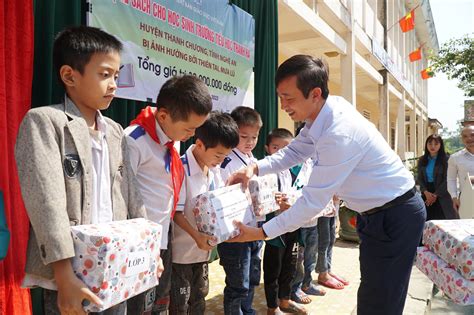 Nxb GiÁo DỤc ViỆt Nam TẶng SÁch Cho HỌc Sinh VÙng LŨ TẠi TỈnh NghỆ An