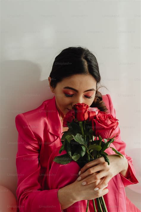 Foto Zum Thema Eine Frau Im Rosa Anzug Mit Einer Roten Rose Bild Zu