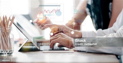 비즈니스 팀 회의 및 재무 계획 판매를 감사하기 위해 논의 재무 고문 팀워크 및 회계 개념 마케팅에 대한 스톡 사진 및 기타