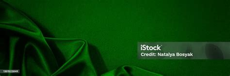 블랙 그린 실크 사틴 배경 텍스트 또는 제품의 공간을 복사합니다 반짝이는 원단에 물결 모양의 부드러운 주름 크리스마스에 대한 스톡 사진 및 기타 이미지 Istock