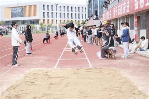 我校第二十四届田径运动会——男子甲组跳远决赛火热开赛 文学与传媒学院