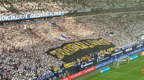 Schalke Ultras Provozieren Bvb Fans Mit Bannern Im Revierderby S04