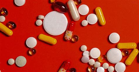 Différentes Pilules Et Capsules De Médicaments Sur Fond Rouge · Photo