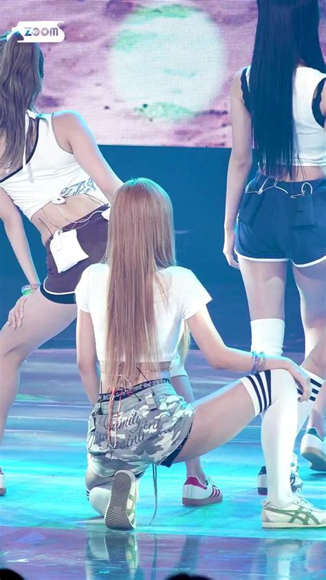 Sticky KISS OF LIFE JULIE FanCam Inkigayo 240714 Vídeo em 2024