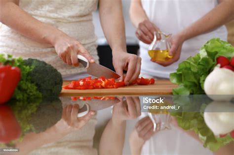 부엌에서 요리 하는 인간의 손에의 근접 촬영 어머니와 딸 또는 두 여성 절단 피망 신선한 샐러드 건강 한 식사 채식 음식과