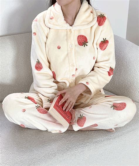 [🌉귀엽고 따뜻🍓] 딸기딸기 극세사 수면잠옷 상하의 세트 에이블리