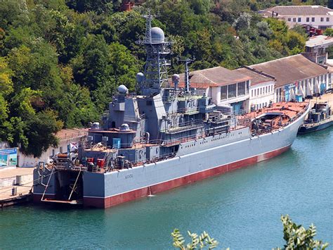 Большой десантный корабль Азов Черноморского флота РФ у причала