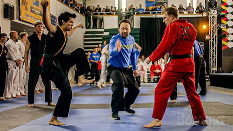 Les premiers combats du tournoi de karaté Cobra Kai Extrait VF