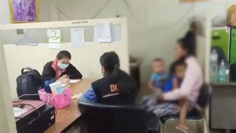 外籍女子非法入泰，带孩子在芭提雅街头乞讨、卖花 泰国头条新闻
