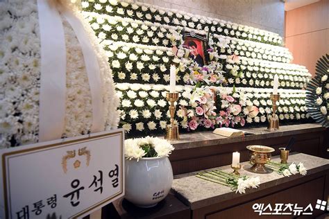 故 현미 빈소에 도착한 윤석열 대통령의 조화[포토] 네이트 연예