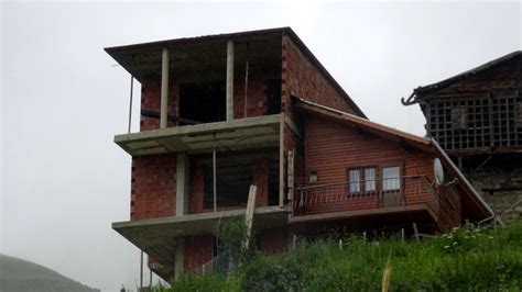 Rize de miras kalan evde anlaşmayınca motorlu testereyle ikiye
