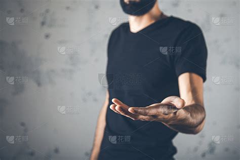 青年空手在抽象的背景上