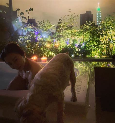 酥胸遮不住！陳美鳳全裸入鏡 網羞看光｜東森娛樂