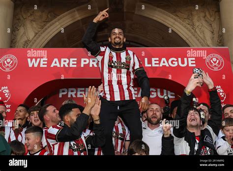 Iliman Ndiaye 29 de Sheffield United danse et fête avec les fans lors