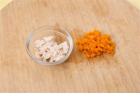 【離乳食・中期】にんじんと鶏ささみのごま煮風（7～8ヶ月向けレシピ メニュー はらぺこベビー 離乳食＆幼児食レシピサイト