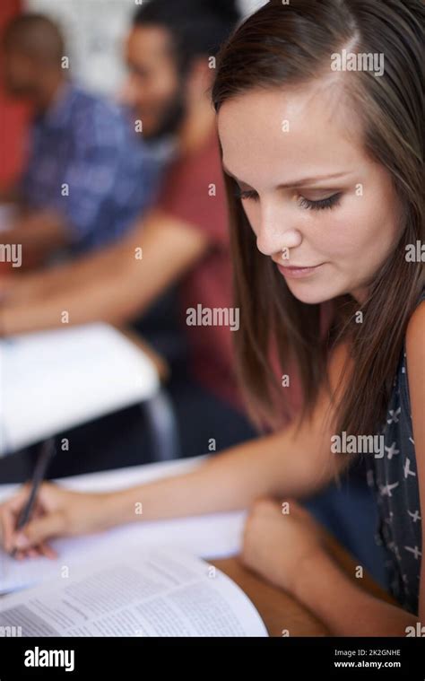 Überprüfen ihrer Ressourcen Eine attraktive junge Varsity Studentin