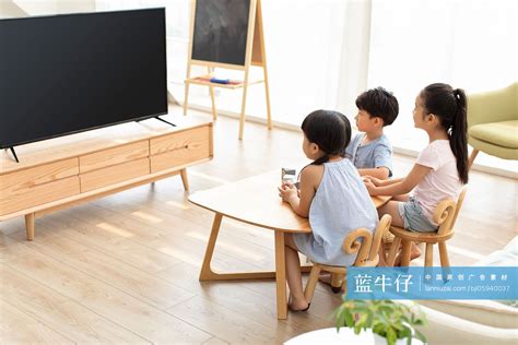 三个小朋友在客厅看电视 蓝牛仔影像 中国原创广告影像素材