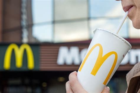 麦当劳旧款塑料吸管1根45万元，麦当劳粉丝居然还说“很划算”凤凰网视频凤凰网