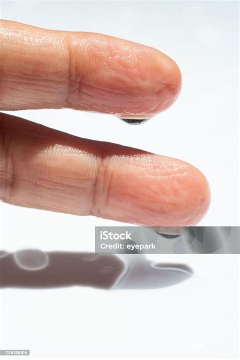 여자의 젖은 왼손 가운데 손가락에 물 방울 검지 화이트 아크릴 배경 클로즈업 및 매크로 샷 선택적 초점 아시아 몸 피부 부분
