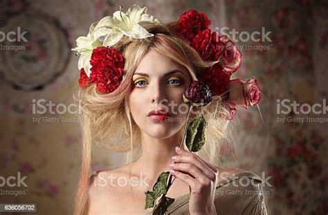 Potret Model Gadis Dengan Rambut Dan Bunga Yang Indah Foto Stok Unduh
