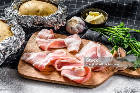 구운 감자를 요리하기위한 조리법 재료 베이컨 버터 파슬리와 치즈 회색 배경 위쪽 보기 0명에 대한 스톡 사진 및 기타 이미지 Istock