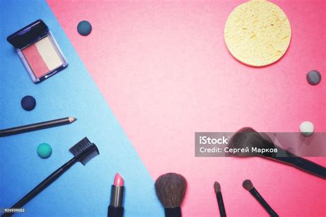 평평 하다 프레임 구성 평면도입니다 전문 장식 화장품 화장 도구와 텍스트 복사 공간 화려한 배경에서 액세서리의 집합입니다 뷰티