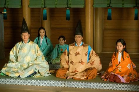 大河ドラマ「光る君へ」第11話。（前列左から）藤原道隆（井浦新）と嫡男・伊周（三浦翔平）（c）nhk スポニチ Sponichi Annex 芸能