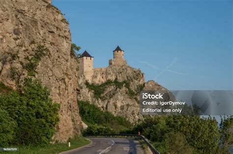 Golubac 요새 성 14 세기에 세르비아에 다뉴브 강 유역에 건설 게이트에 대한 스톡 사진 및 기타 이미지 게이트