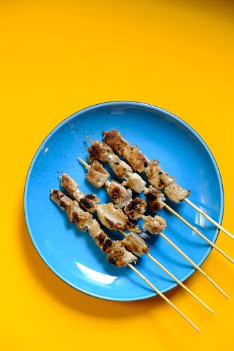 사테 아얌은 치킨 사테입니다 이 사테는 향신료로 양념한 닭고기로 만듭니다 사테는 숯불 그릴에 구워 요리합니다 인도네시아 음식 0