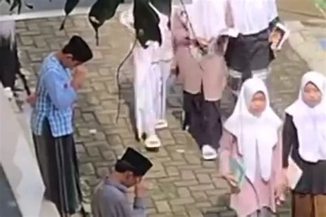 Viral Video Santri Menundukkan Pandangan Ini Perintah Agama Mengindari