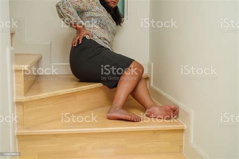 아시아 여성 여성이 집에서 미끄러운 표면 계단에 떨어지는 부상을 입었습니다 55 59세에 대한 스톡 사진 및 기타 이미지
