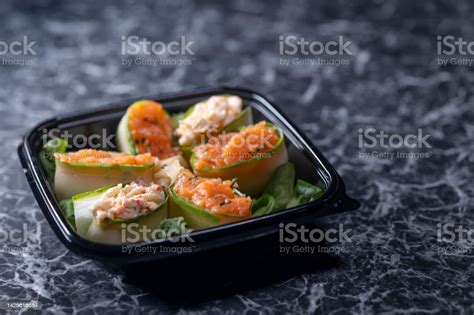 검은 돌 배경에 해산물과 초밥 롤 세트 0명에 대한 스톡 사진 및 기타 이미지 0명 개체 그룹 건강한 생활방식 Istock